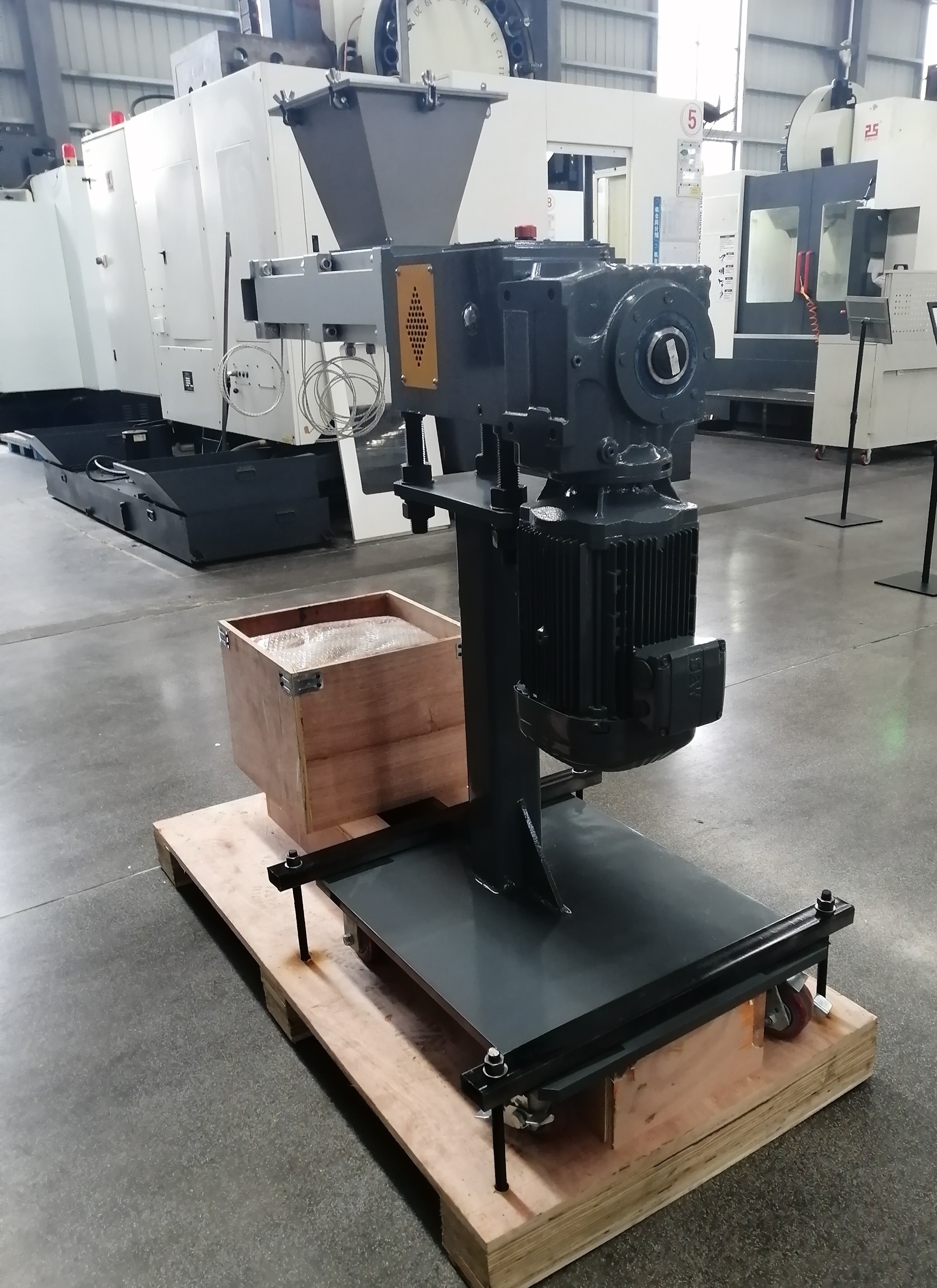 5.5KW Capacity Extruder Auxiliary Equipment Side Feeder For Glass Fiber ...